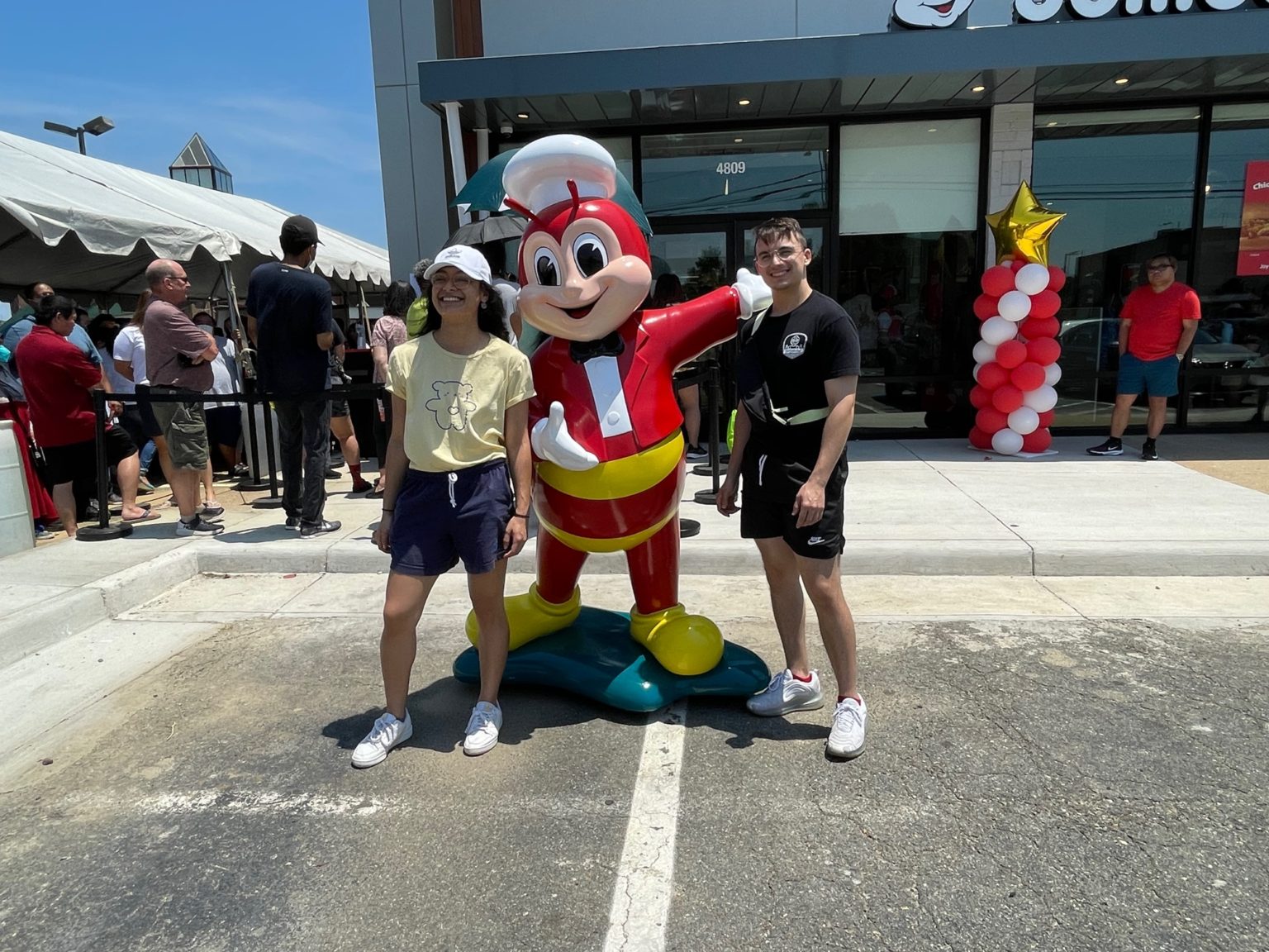 Jollibee draws big crowds on opening day - Annandale Today