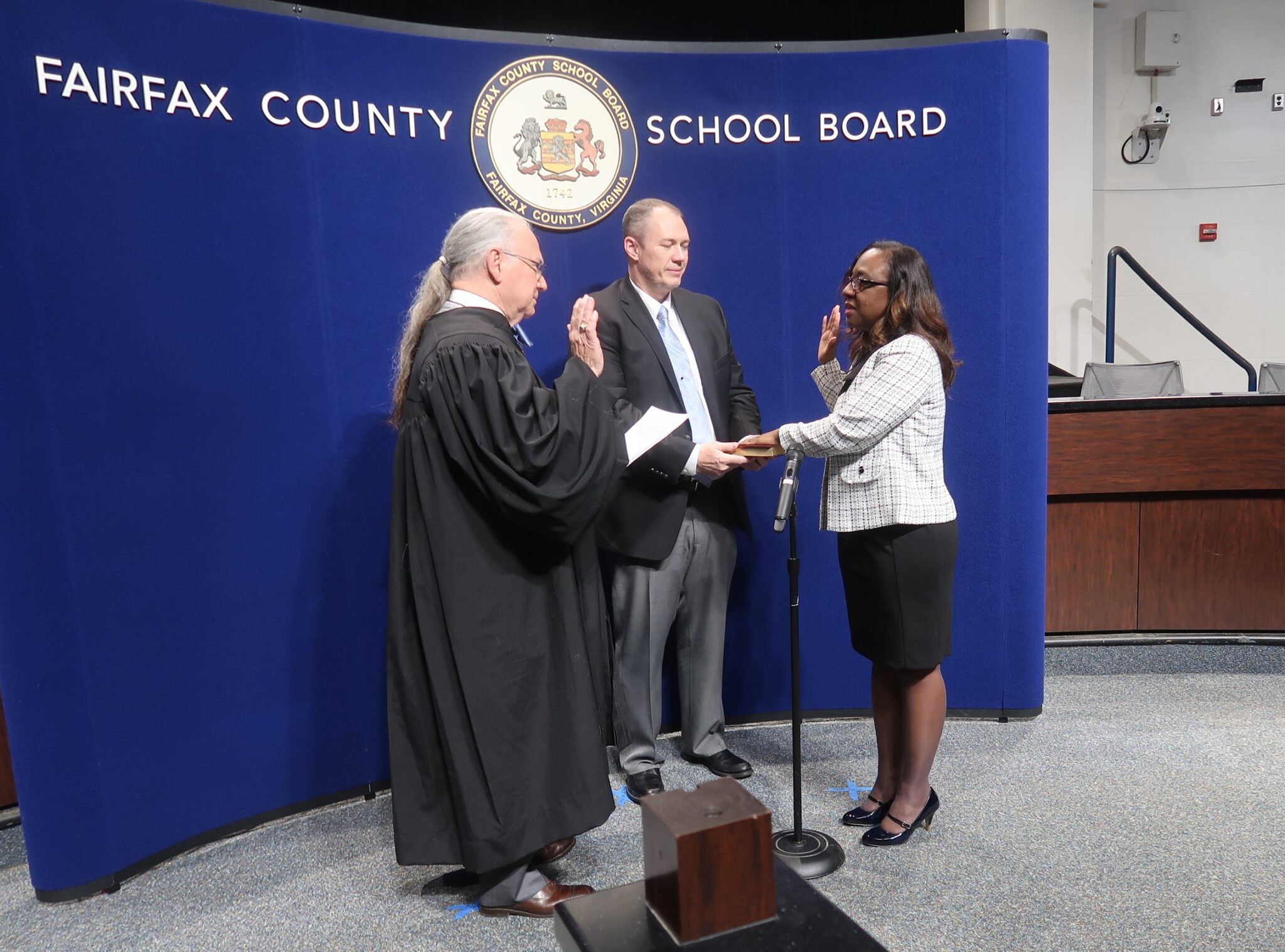 Supervisors and school board members sworn in - Annandale Today